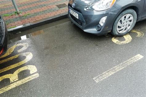 ავტობუსის გაჩერებაზე პარკირებული ავტომანქანები და ჯარიმების სტატისტიკა [ფოტო] Batumelebi