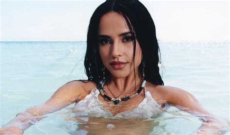 Becky G Y El Mini Ba Ador Blanco Que Luci Debajo Del Agua En V Deo