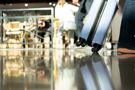 바르셀로나의 큰 공항 복도를 통해 작은 기내 여행 가방을 들고 공항에서 여행자의 클로즈업 가방에 대한 스톡 사진 및 기타 이미지 가방 걷기 공항 Istock