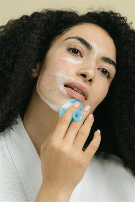 개인 관리 개인 위생 건강한 피부 고요한 고요함 낮 라이프스타일 루틴 면 붓 미용 제품 보습 부드러운 피부 뷰티 루틴 비누거품 빛나는 피부 사람