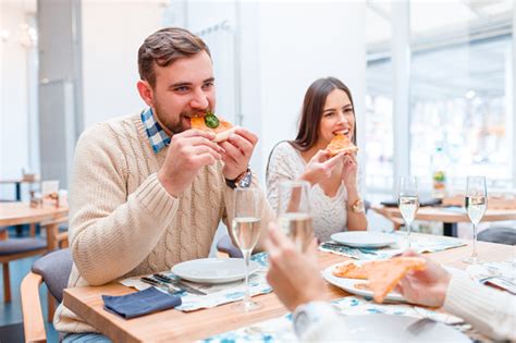 사람들의 회사 카페에서 휴식 하 고 피자를 먹고 샴페인을 마시는 남성에 대한 스톡 사진 및 기타 이미지 남성 남자 단체 Istock
