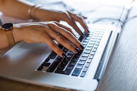 노트북 키보드에 데이터를 입력하는 인식 할 수없는 여성 타자 치기에 대한 스톡 사진 및 기타 이미지 타자 치기 20 24세 그리스 문화 Istock