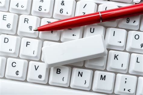 인터넷 브라우징 온라인 서핑 단어 타이핑 현대 쓰기 장치 웹 콘텐츠 생성 전산화 된 작업 공간 디자인 전자 작업 컬렉션 키보드 0명에 대한 스톡 사진 및 기타 이미지