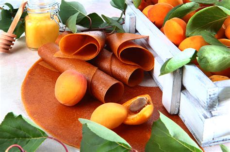 살구와 꿀의 파스티유는 튜브 또는 콘으로 압연됩니다 흰색 나무 상자에 살구 천연 및 식이 제품 저칼로리 음식 이나 간식 건강한 식생활에 대한 스톡 사진 및 기타 이미지