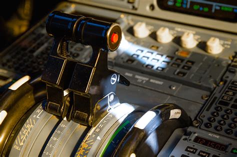 정기 여객기는 센터 받침대 악기 패널에 레버를 밀어 넣었다 스위치 및 다이얼 백그라운드에서 표시입니다 권위에 대한 스톡 사진 및 기타 이미지 Istock