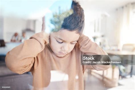 슬프고 집과 소년은 우울증 두려움 창문으로 가족과의 갈등을 두려워합니다 아동 심리학 자폐증 우울 불안 정신 건강을 위한 거실에 있는 화가 난 아이 자폐증에 대한 스톡 사진