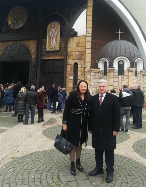 Среќен Божик Ви посакуваме со отворени срца да Ja прославиме радосната вест за Христовото