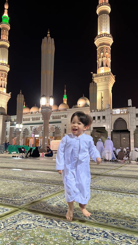 7 Potret Khaleed Anak Bungsu Lyra Virna dan Fadlan Muhammad Ikut Umrah - KapanLagi.com