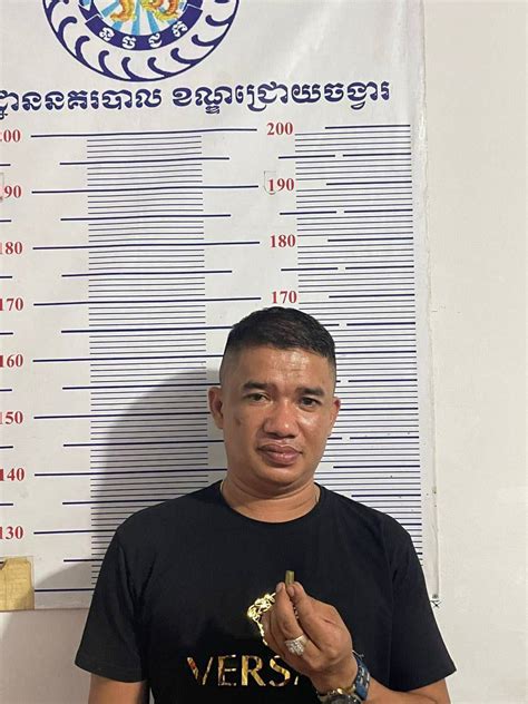 Update៖ មន្រ្តីនគរបាលម្នាក់ឈរស្រែកឡូឡា នៅមុខផ្ទះអ្នកជិតខាង រួចដកកាំភ្លើងខ្លីបាញ់មេឃ២គ្រាប់