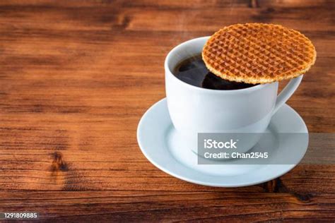 전통적인 정통 네덜란드 달콤한 신선한 수제 맛있는 스택 갈색 황금 와플 녹인 소금에 절인 캐러멜 꿀 시럽 을 카페에서 디저트로 따뜻한 따뜻한 커피 밀크 티 콜