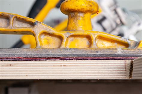 나무를 처리 하 고 건설 워크샵에서 그림에 대 한 표면을 준비에 대 한 노란색 사 포 및 사 포 보라색 색상 산업 및 수리를 위한 도구 각질제거에 대한 스톡 사진 및 기타