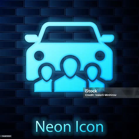 벽돌 벽 배경에 고립 된 사람들 아이콘 그룹으로 빛나는 네온 자동차 공유 Carsharing 표시 됩니다 교통 임대 서비스 개념입니다 벡터 일러스트 Mobility As A