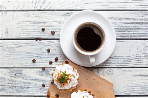 맛있는 아침 식사 오래된 흰색 나무 조리대 배경에 케이크와 책과 커피 0명에 대한 스톡 사진 및 기타 이미지 0명 달콤한 음식 러시아 Istock