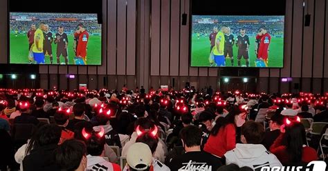 [월드컵] 힘내라 태극전사…8강 좌절 위기에 시민들 응원으로 힘 보태