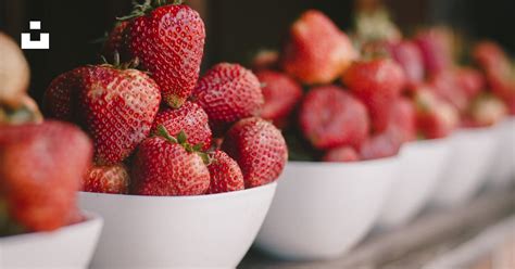 잘 익은 딸기로 가득 찬 흰색 그릇 줄 사진 Unsplash의 무료 딸기 이미지