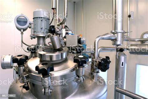 원자로 정지 및 솔루션의 제약 산업의 제조입니다 정지 정제에 대 한 솔루션의 생산입니다 Workers Party에 대한 스톡 사진 및 기타 이미지 Istock