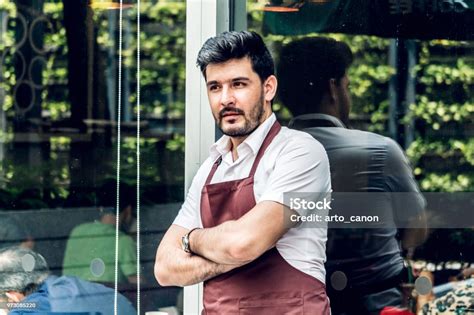 카페 또는 커피가 게 밖에 서 팔을 교차 하는 웃 고 서 있는 잘생긴 중소 기업 소유자의 초상화 카페에서 서 있는 남성 바리