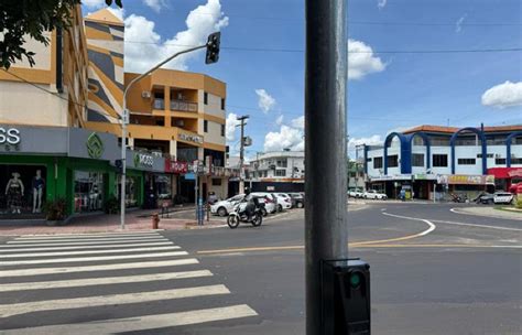 Semáforo para pedestres é instalado em rotatória de Barra do Garças SEMANA 7