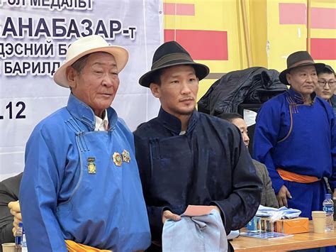 ФОТО ДАШТ ээс медаль хүртсэн З Занабазарт Өмнөговь аймгийн удирдлагууд хоёр өрөө байр