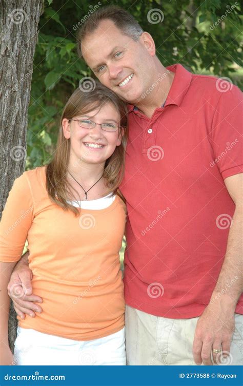 Vader En Dochter Stock Foto Image Of Gelukkig Sluit