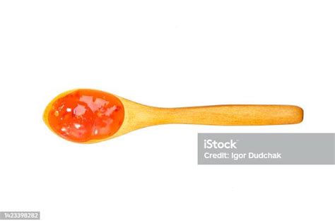 흰색 배경에 고립 된 작은 나무 숟가락에 달콤한 칠리 소스 상단 전망 0명에 대한 스톡 사진 및 기타 이미지 0명 그릇 단고추 Istock