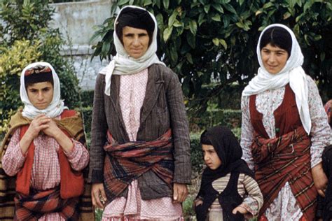 عکس خاص تاریخی از زنان گیلانی با لباس‌های سنتی کجارو