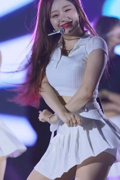 흰 크롭티 테니스 치마 시그니처 지원 방송연예 꾸르