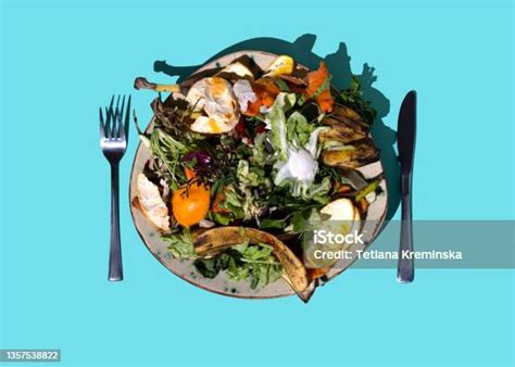 음식물 쓰레기 개념을 줄입니다 재활용 및 퇴비화를 위해 접시에 구운 과일과 채소를 식사와 결여식품으로 남은 음식 폐기물이 없으며 환경을 돌보습니다 0명에 대한 스톡 사진 및