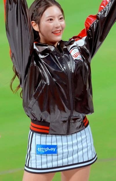 김짤닷컴 유광 잠바 치마유니폼 김이서 치어리더