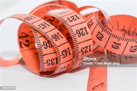 흰색에 격리 된 측정 테이프의 추상 소프트 포커스 맞춤형 디자인 사용을위한 측정 테이프 피트니스 사용을위한 측정 테이프 가냘픈에 대한 스톡 사진 및 기타 이미지 Istock