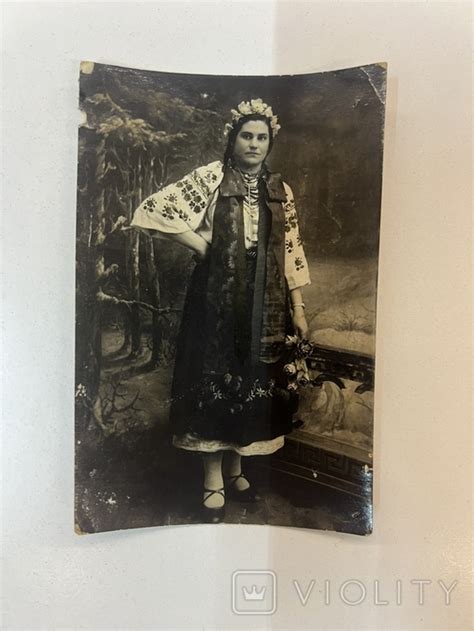 Фото дівчина Український національний одяг наряд костюм вишиванка намисто вінок буси 117063510