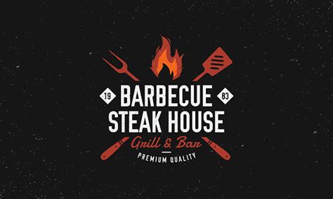 바베큐 스테이크 하우스 레스토랑 로고 포스터 불꽃 주걱 그릴 포크가 있는 바베큐 그릴 로고 벡터 엠블럼 템플릿입니다 바베큐그릴에 대한 스톡 벡터 아트 및 기타 이미지