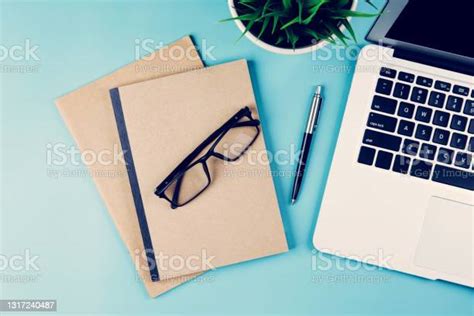 사무실 직장 및 노트북 및 안경 화분 나무와 책 작업 공간 및 복사 공간 상단 보기 위의 객체 비즈니스 개념의 책상에 노트북 컴퓨터와 식물과 펜의 평면 평지 개체 그룹에