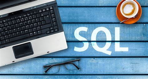 나무 테이블에 단어 Sql 및 노트북 안경과 커피 0명에 대한 스톡 사진 및 기타 이미지 0명 Php 프로그래밍 언어