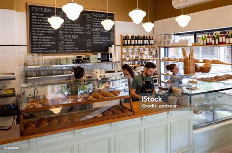 카페에서 일하는 노동자 그룹 레스토랑에 대한 스톡 사진 및 기타 이미지 레스토랑 메뉴판 칠판 Istock
