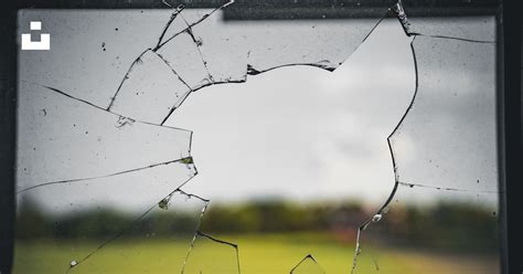 배경에 들판이 있는 깨진 유리창 사진 Unsplash의 무료 창 이미지