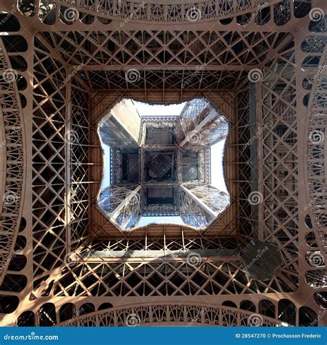 Vue De Tour Eiffel De Dessous Photo stock Image du renommée europe