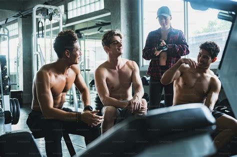 건강한 남녀 단체 운동과 스포츠 피트니스 체육관에서의 훈련 건강한 친구들의 라이프 스타일이 함께합니다 사진 Unsplash의 건강한 라이프 스타일 이미지