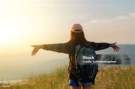 자유 여행자 여자 제기 팔으로 서 아름 다운 자연을 즐기고 있고 일출 해변 산 피크에서 젊은 여자 배낭 응원 건강한 생활방식에 대한 스톡 사진 및 기타 이미지 Istock