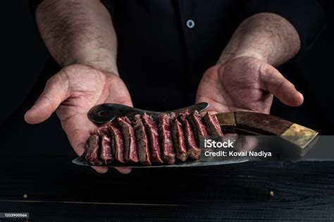 대리석 쇠고기 매체에서 육즙 쇠고기 럼프 스테이크 는 오래된 고기 정육점에 제공 클로즈업 요리사 손으로 고기 스테이크 요리 남자에 대한 스톡 사진 및 기타 이미지 Istock