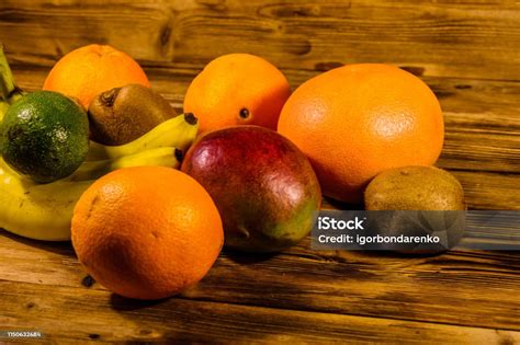 이국적인 과일이 있는 정물화 나무 테이블에 바나나 망고 오렌지 아보카도 자 몽과 키 위 과일 감귤류 과일에 대한 스톡 사진 및 기타 이미지 Istock