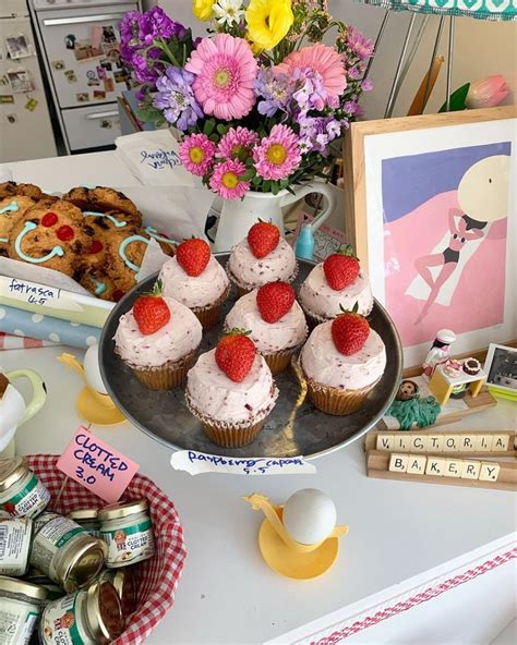 Victoria Bakery On Instagram 빅토리아 베이커리 4월 29일 수요일 디저트는 빅토리아 스펀지 케이크 라즈베리 컵케이크 바나나 레이어케이크