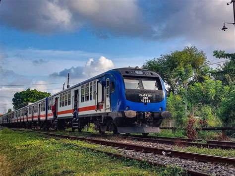 Simple සැඳෑ අහසේ නේක පැහැ සිත්තම් කරමින් හිරු අවරට යන හෝරාවේ ගේ දොර වැඩ පළ කලින්ම නිම කර ඇඟ