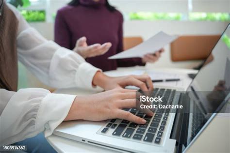비즈니스 사람들 브레인스토밍 회의 디자인 아이디어 공유 전문 투자자 프로젝트 시작 비즈니스 브레인스토밍 사무실에서 계획 경영자에