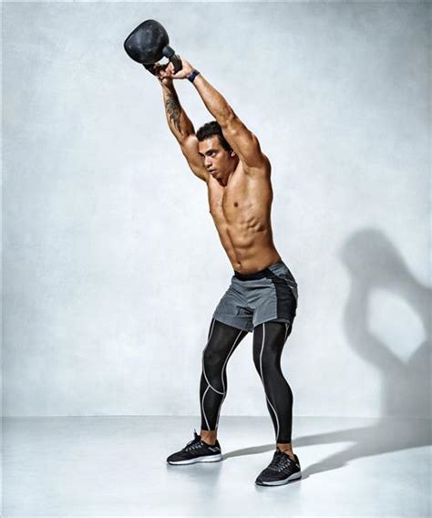 زن ورزشکار در حال پریدن با دمبل عکس زن فعال با لباس ورزشی در زمینه زرد