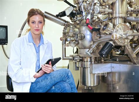 Researcher Surface Spectrometer Photoelectron Spectroscopy Auger Electron Spectroscopy Aes