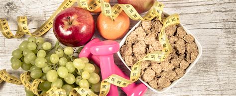 다이어트 휘트니스 개념아령 측정 테이프 조각과 나무 테이블에 신선한 과일 0명에 대한 스톡 사진 및 기타 이미지 0명 가냘픈 개념 Istock