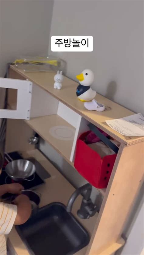 토비가 저녁으로 김밥을 다 먹고 뭔가 더 먹고 싶다고 해서 엄마가 한국에서 챙겨 온 고구마 곡물 과자 두 개를 후식으로 먹고 있다 After Finishing His