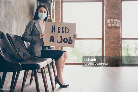 무서운 소녀 마케터 에이전트 앉아 의자의 전체 길이 프로필 측면 사진은 직장 워크 스테이션에서 카드 보드 텍스트 착용 블레이저 재킷 하이힐 의료 마스크를 걱정 걱정 구견