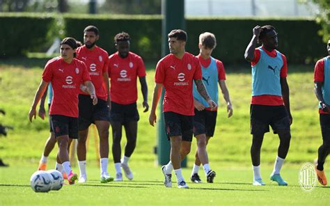 کریستین پولیشیچ در تمرینات میلان عکس طرفداری